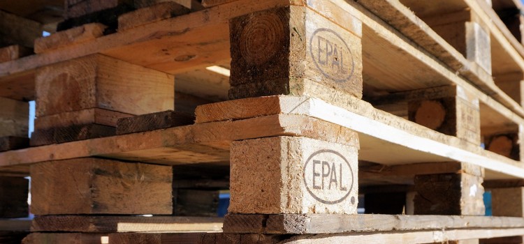 Pros and Cons of Shipping on Pallets